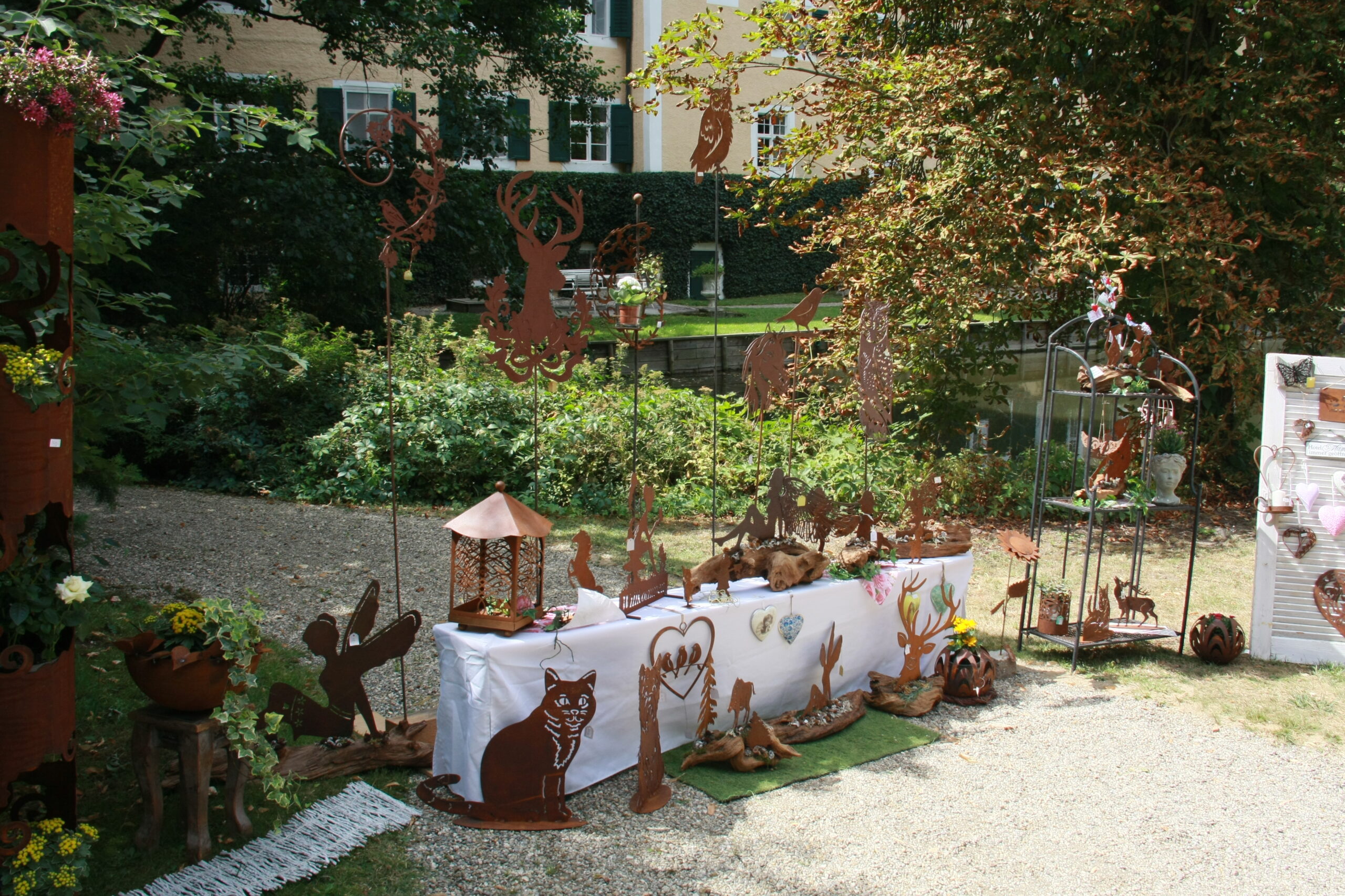 Frühlingsmarkt auf Wasserschloss Sandizell - Oberbayern: echt Bayern